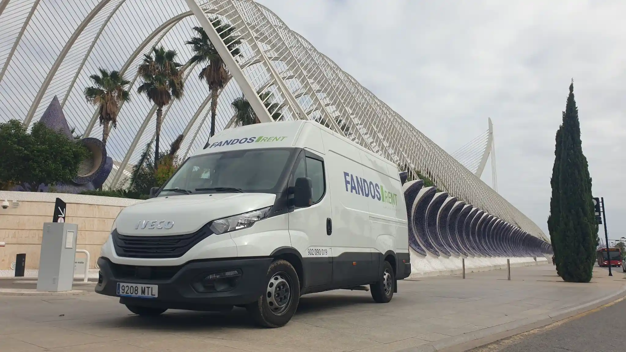 FANDOS Rent crece en Valencia: 100 vehículos para impulsar tu negocio